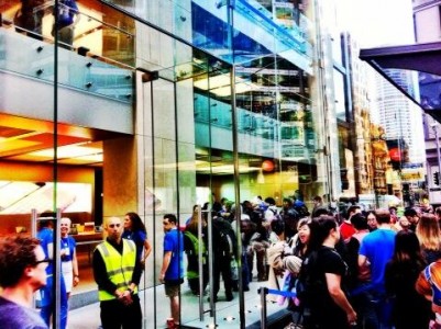 Lansarea iPhone 5S incepe cu cozi lungi in fata magazinelor Apple din ...