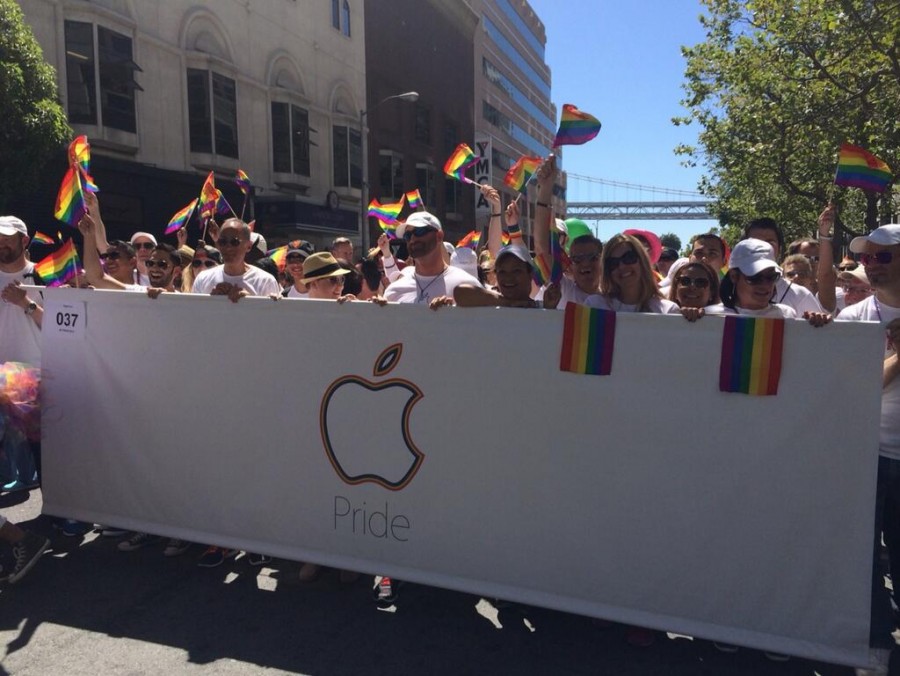 Tim Cook si mii de angajati Apple participa la gay Pride Parade in San ...