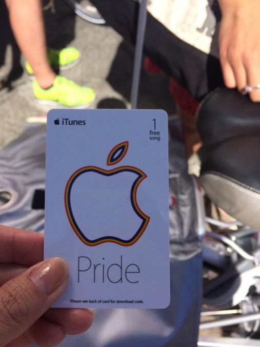 Tim Cook si mii de angajati Apple participa la gay Pride Parade in San ...