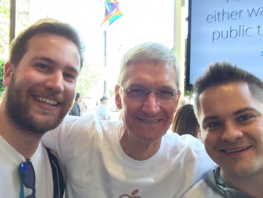 Tim Cook si mii de angajati Apple participa la gay Pride Parade in San ...