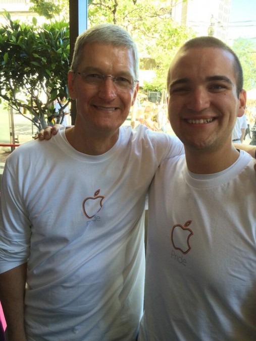 Tim Cook si mii de angajati Apple participa la gay Pride Parade in San ...