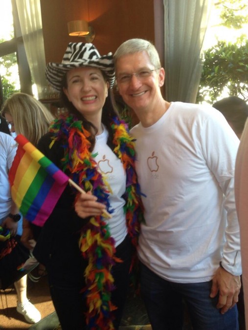 Tim Cook si mii de angajati Apple participa la gay Pride Parade in San ...