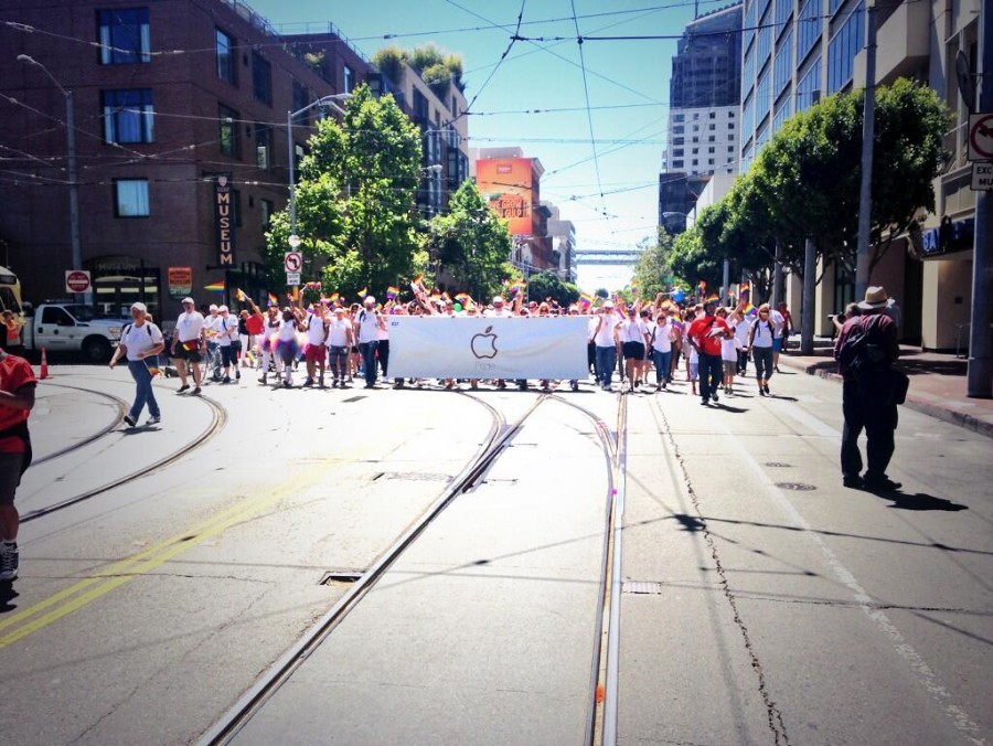 Tim Cook si mii de angajati Apple participa la gay Pride Parade in San ...