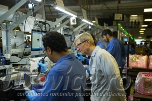 Tim Cook prezinta iMac-uri care ruleaza Windows pe o linie de ...