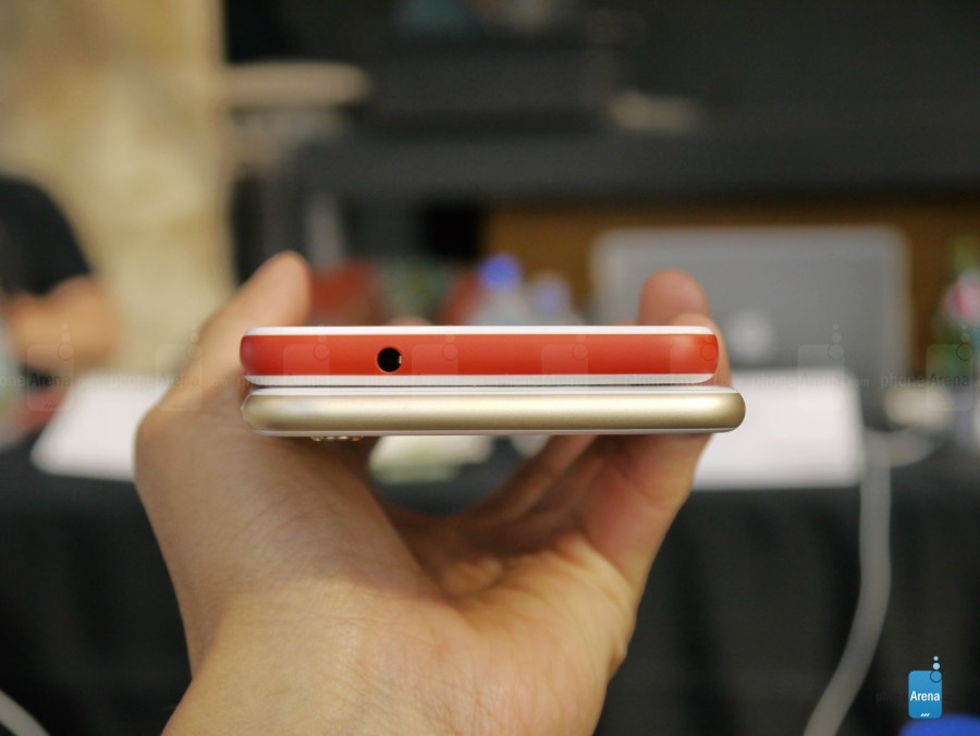 HTC Desire Eye vs iPhone 6 Plus – comparatie preliminara (Video ...