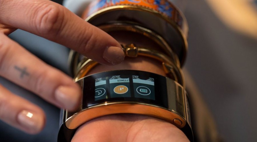 Intel lanseaza o bratara inteligenta pentru a concura cu Apple Watch ...