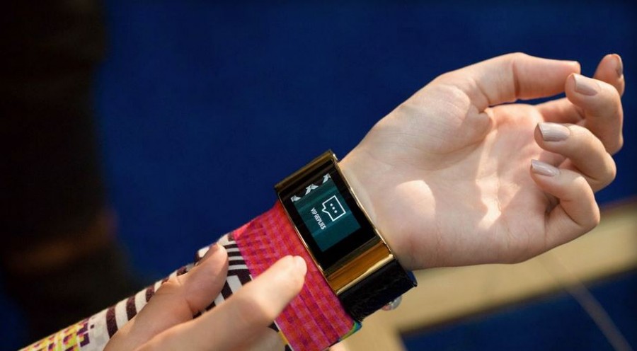 Intel lanseaza o bratara inteligenta pentru a concura cu Apple Watch ...