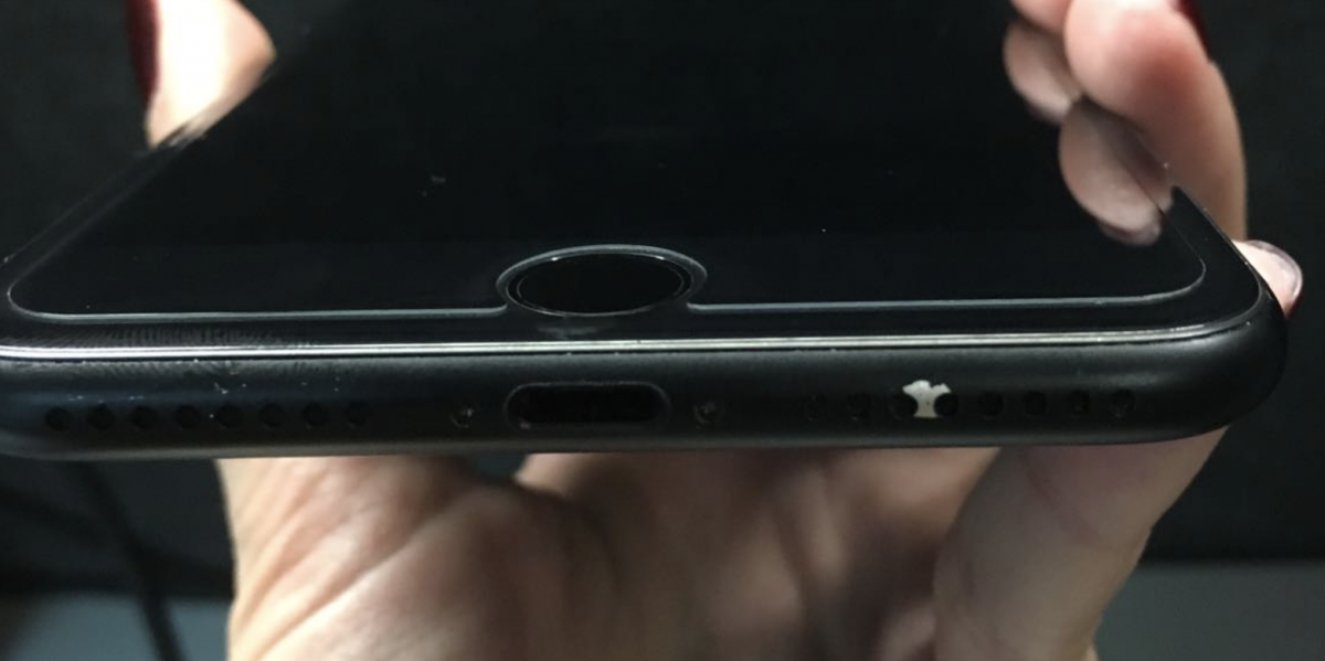 Utilizatorii iPhone 7 negre se plang ca le sare vopseaua de pe margini ...