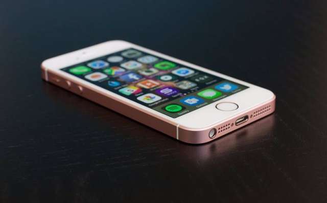 EMAG: IPHONE SE are 900 LEI REDUCERE IN WEEKEND | iDevice.ro