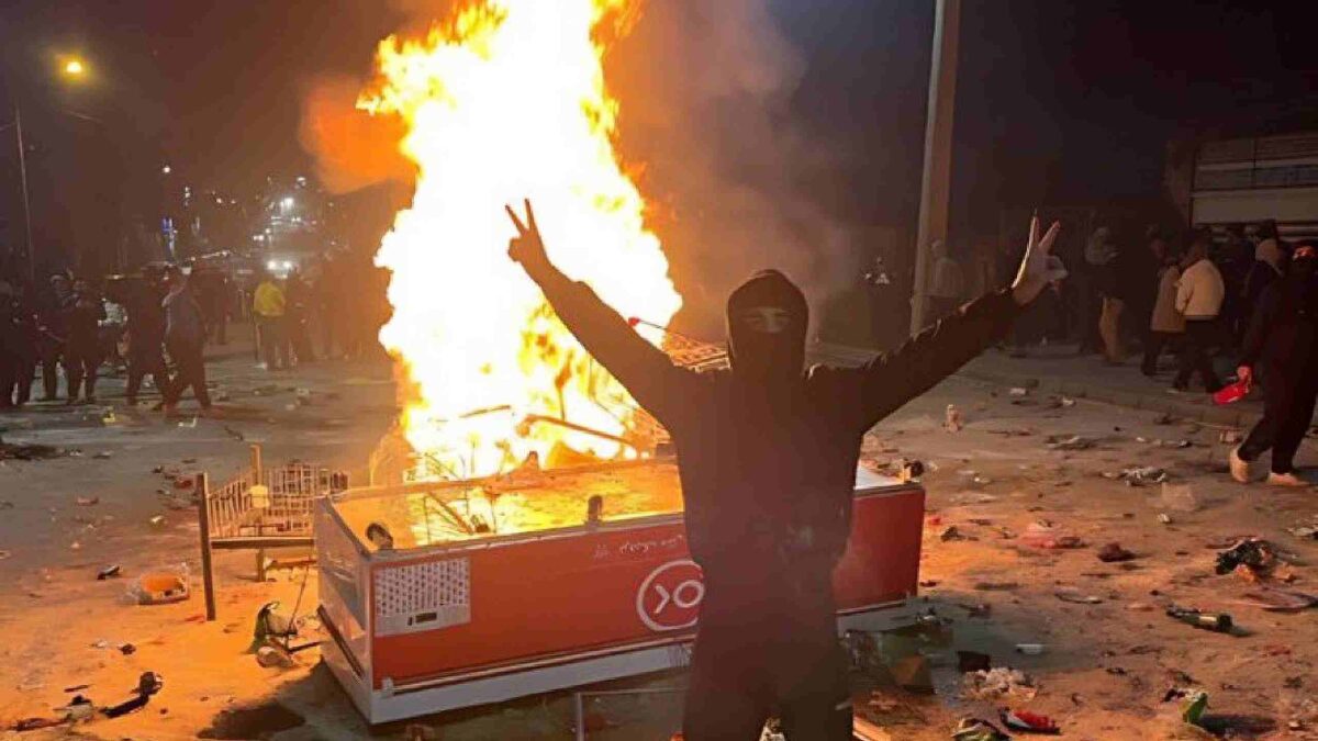 Iran Cuprins de Proteste Violente cu Multe Orase Cheie in care ...